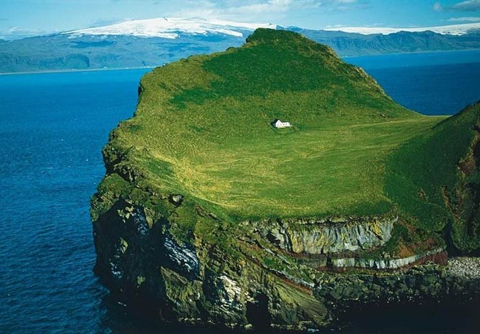 The House in the Island of Elliðaey | Amusing Planet